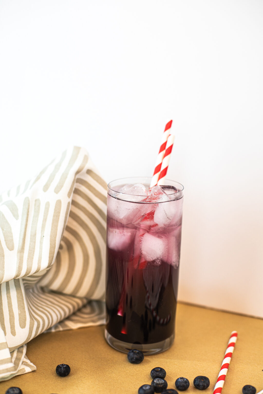 Unique Blueberry Elder Fizz Cocktail Recipe - Aspiring Winos