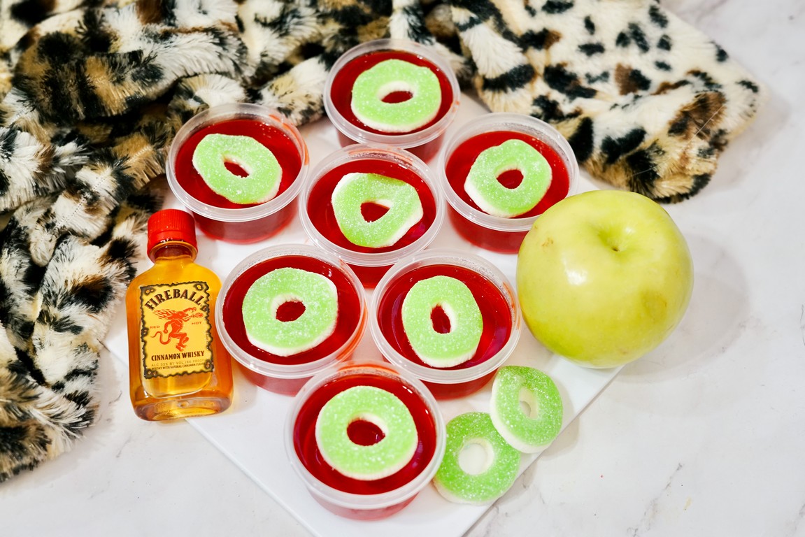 How to Make Cinnamon Cranberry Apple Jello Shots - Aspiring Winos