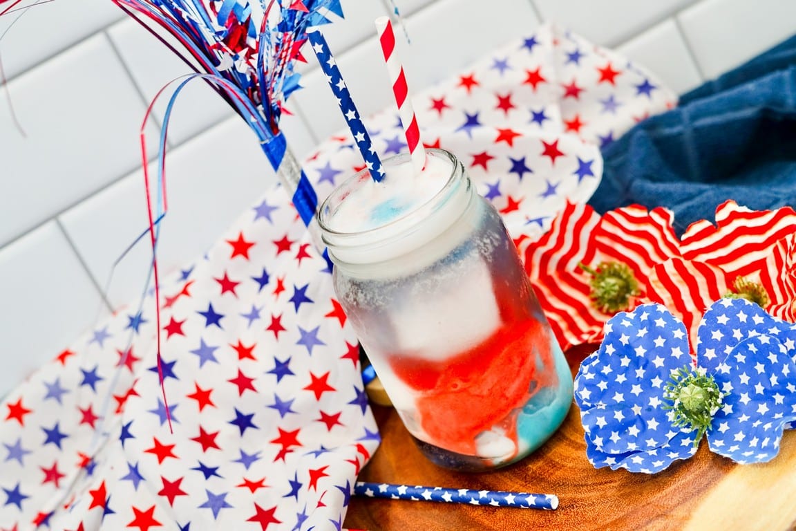 Easy and Delicious Patriotic Float For Kids - Aspiring Winos
