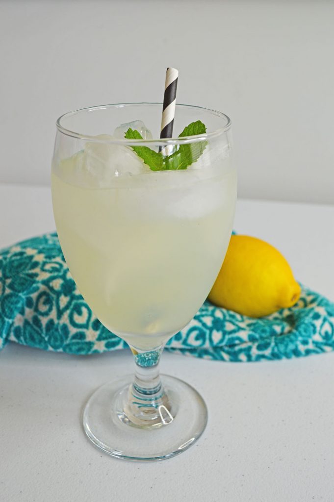 Bourbon Lemonade Cocktail - Aspiring Winos